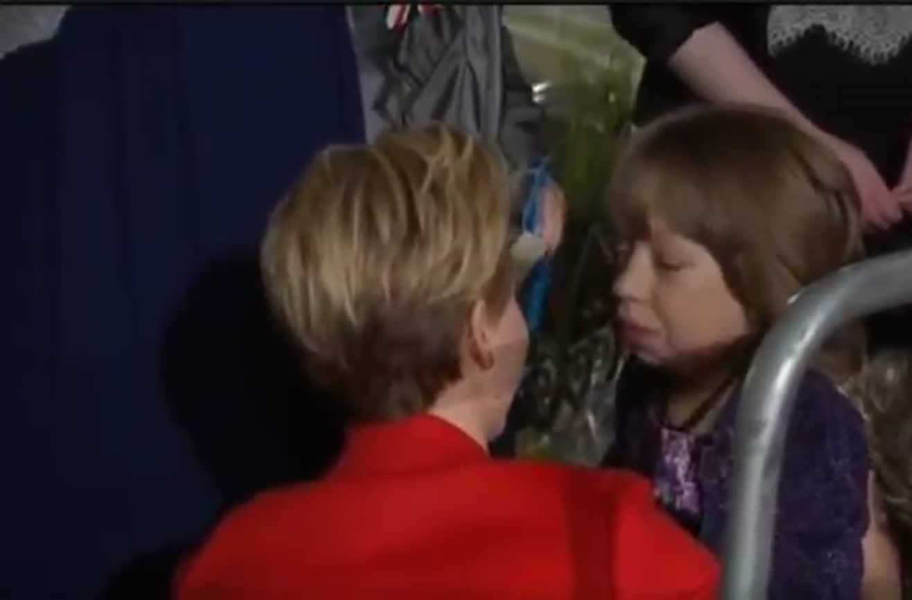 Jennifer Lawrence being really kind to a fan at the London premiere of ...