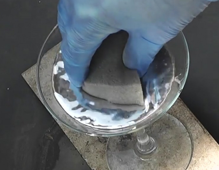 Is it possible to soak up mercury with a sponge?
