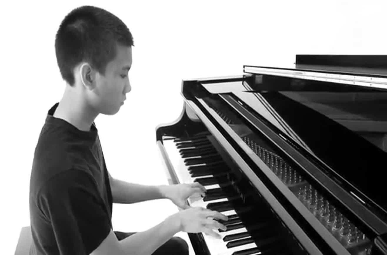 Mike Lew plays "Comptine d'un Autre Ete" by Yann Tiersen.