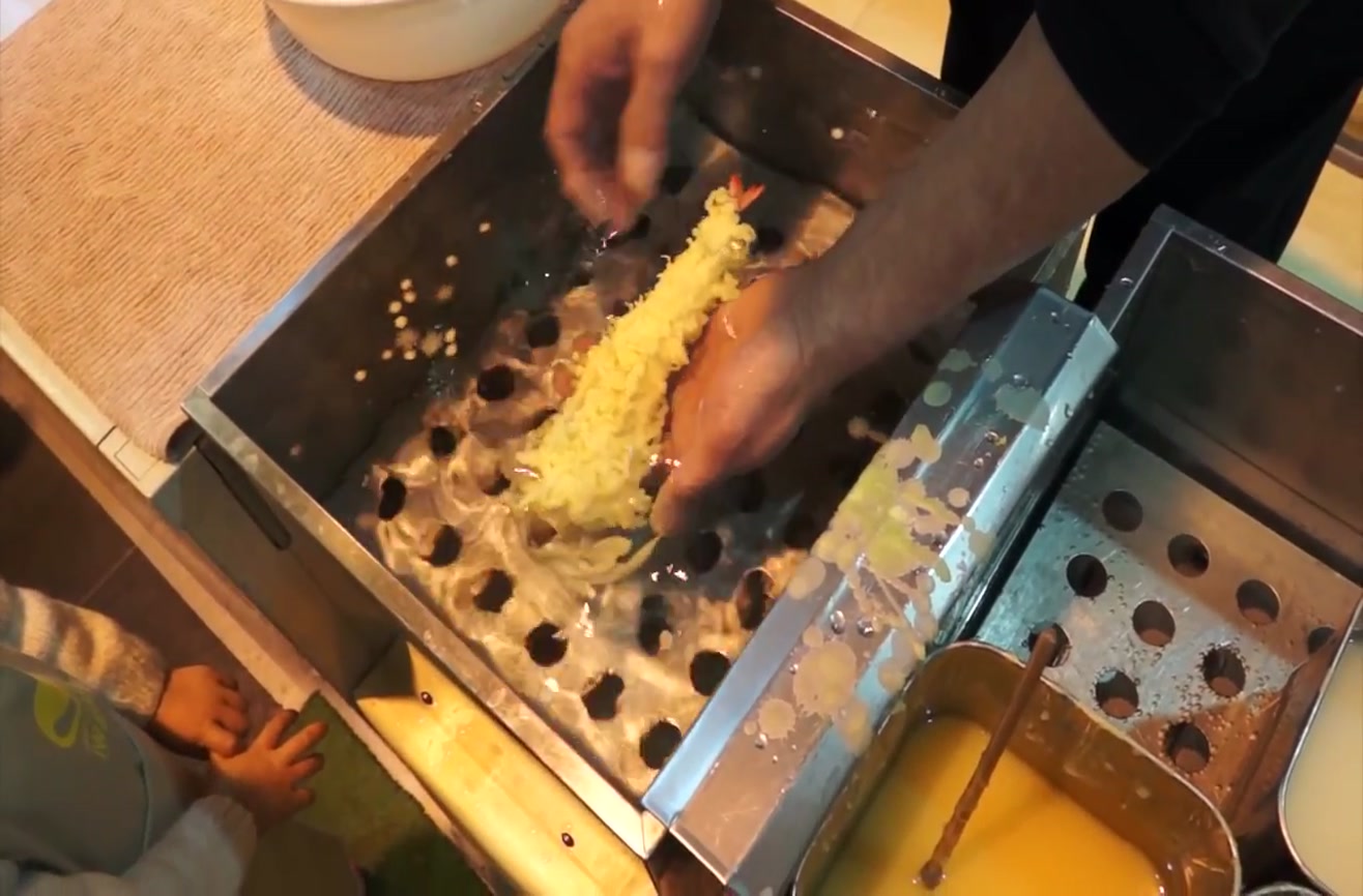 How they make realistic food samples in Japan.