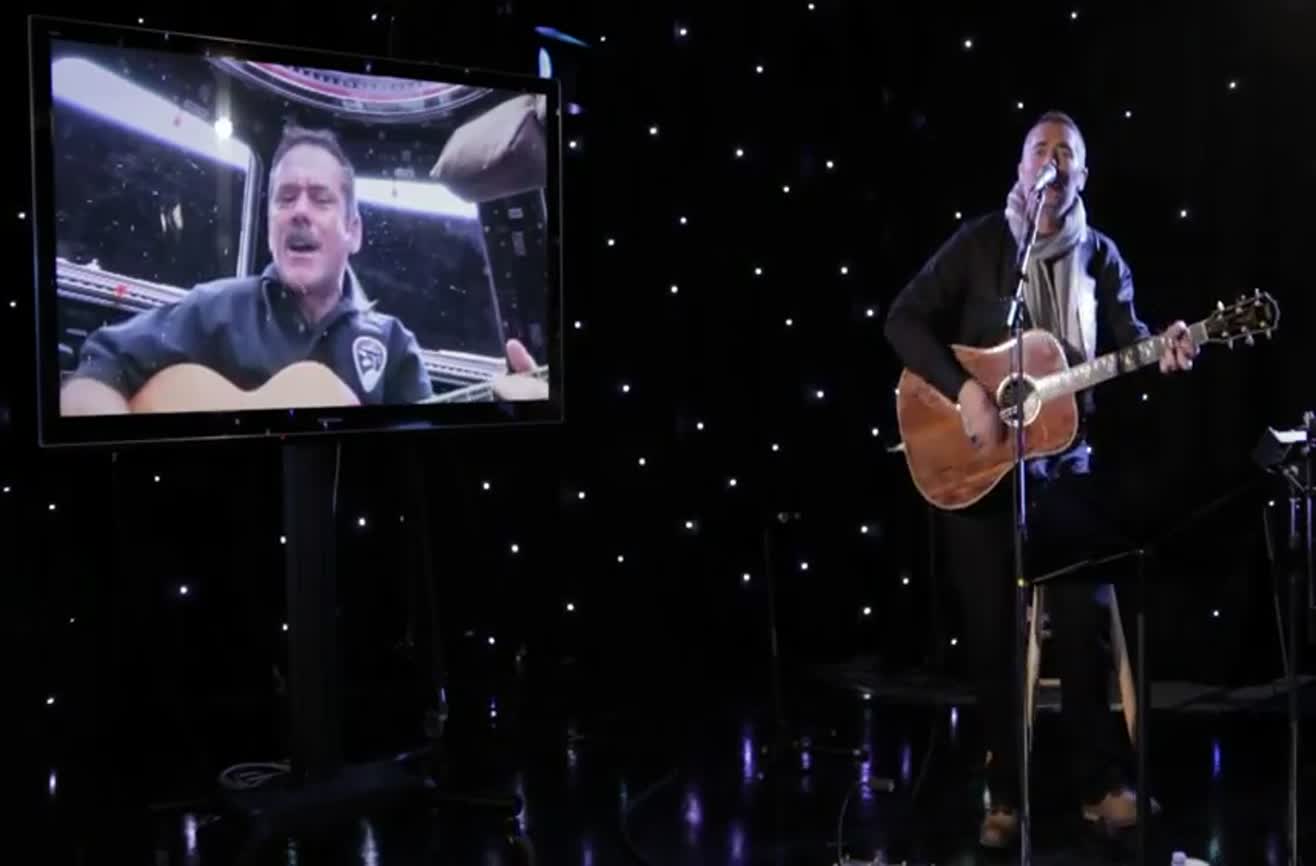 Astronaut Chris Hadfield aboard the ISS sings a collaboration with the ...