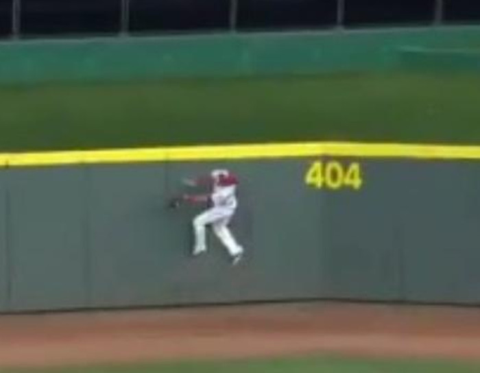 This over-the-shoulder, into-the-wall catch is just incredible.