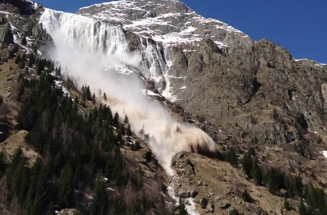 Rare footage of a massive landslide in the French Alps.