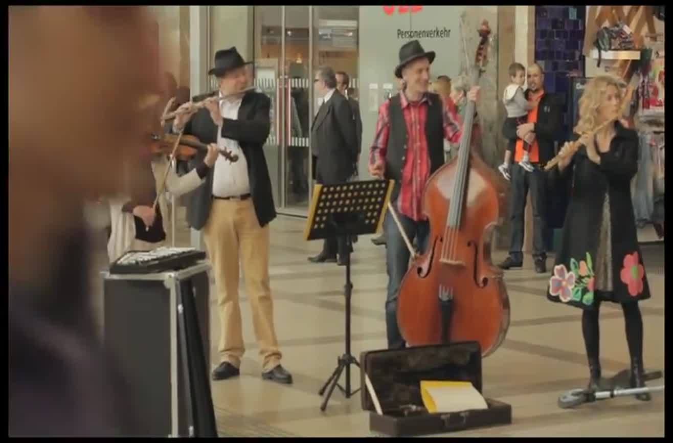 Opera flashmob stuns an entire crowd.