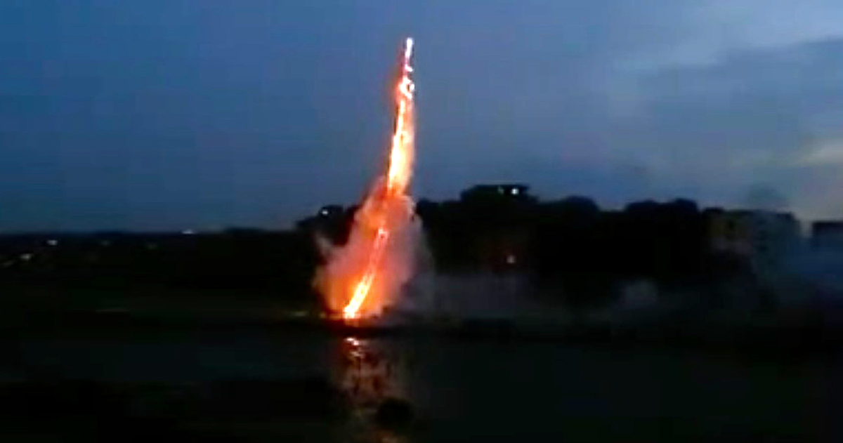 Incredible fireworks display creates a "sky ladder".