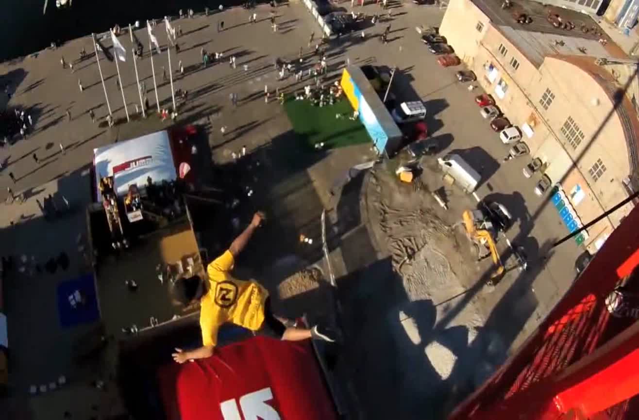 Would you jump from 52 meters hanging from your toes?
