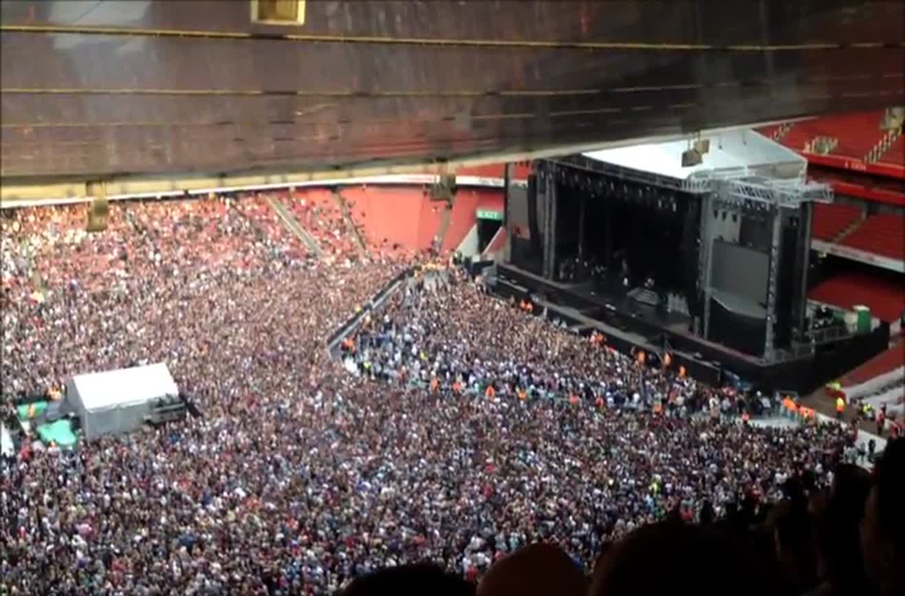 Huge crowd sings "Bohemian Rhapsody" before a Green Day concert.