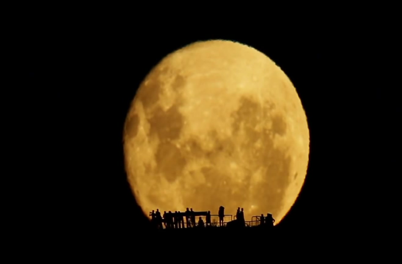 This is what a full moon rising in real time looks like.