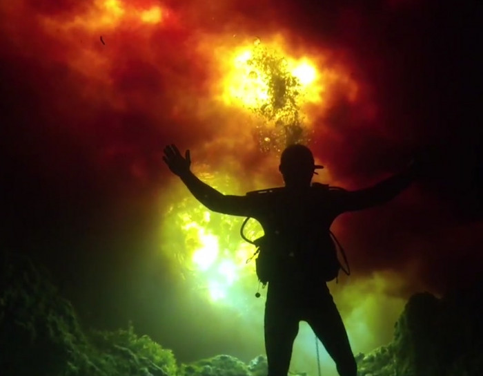 Diver discovers dazzling natural phenomenon that causes the water to ...