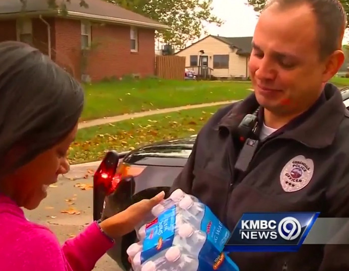Woman makes police officer cry with her heartfelt gift.