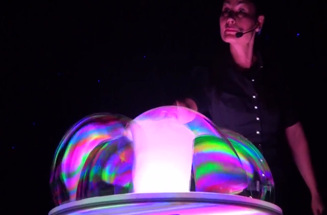 Artist Ana Yang wows audience with her bubble show in NYC.