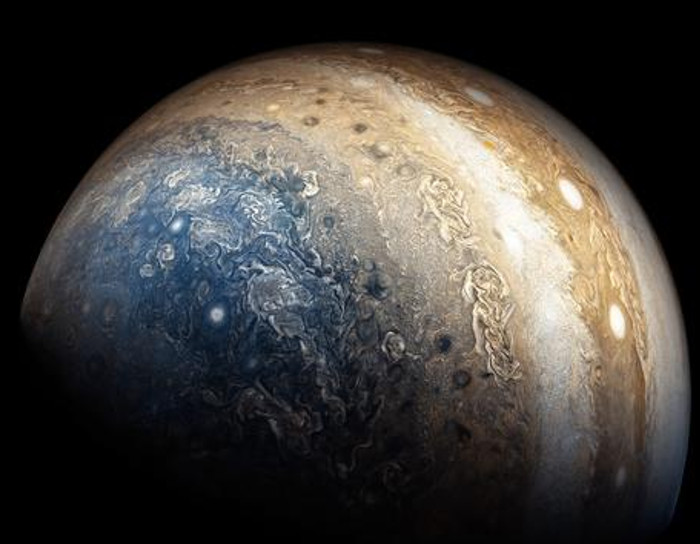 A gorgeous fly-by video shows us how beautiful and massive Jupiter ...