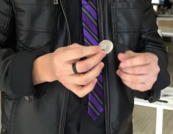 Here's how magicians use psychology to trick you.