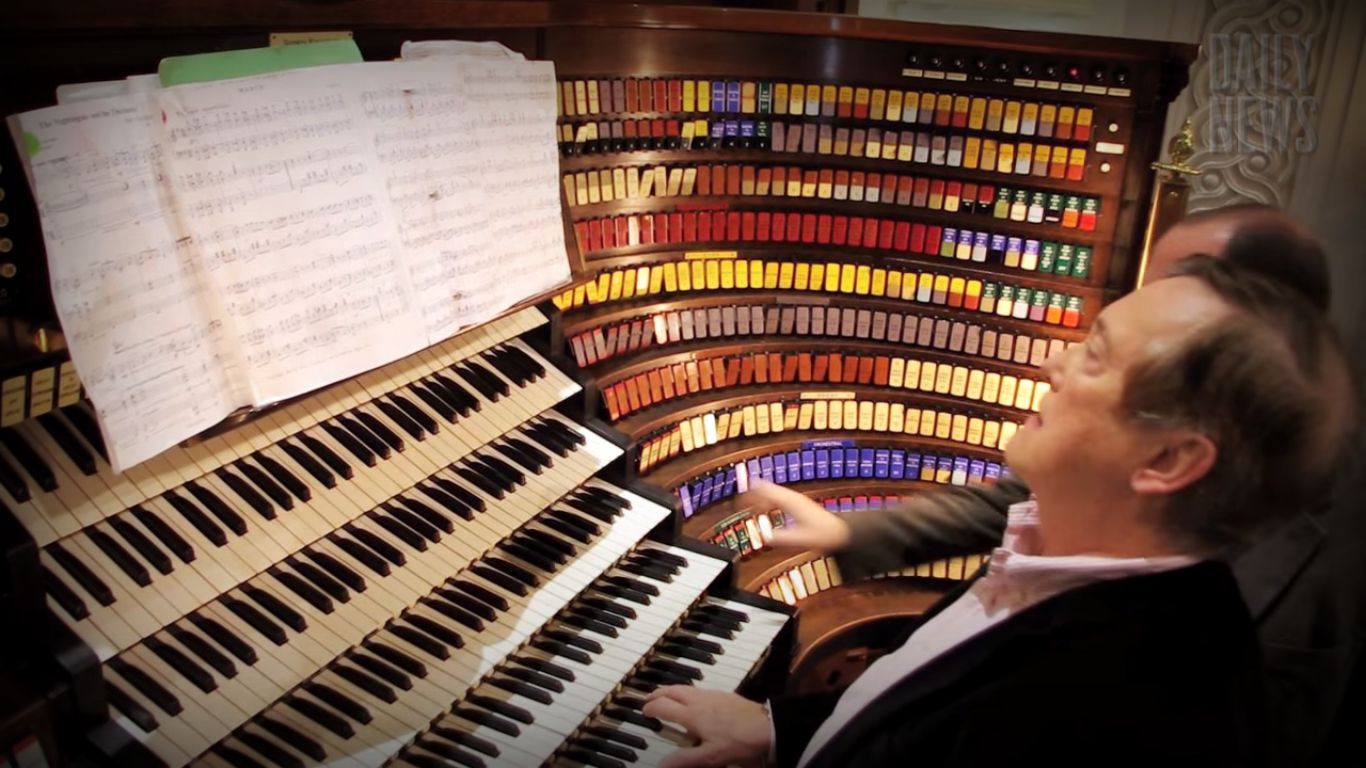 See the inner workings of the giant Wanamaker's Organ in Philadelphia.