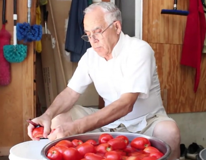 Italian man teaches you how to make authentic tomato sauce like they ...