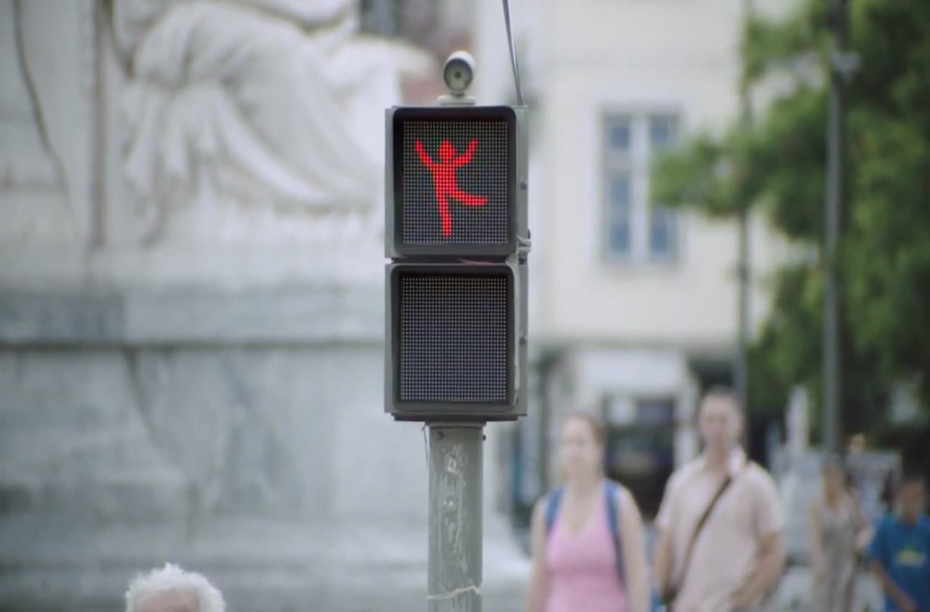 Dancing traffic light in Lisbon makes waiting more fun.