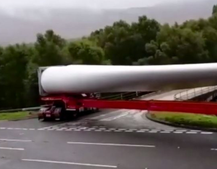 Remarkable video shows how a 200-foot truck makes a sharp right turn on ...