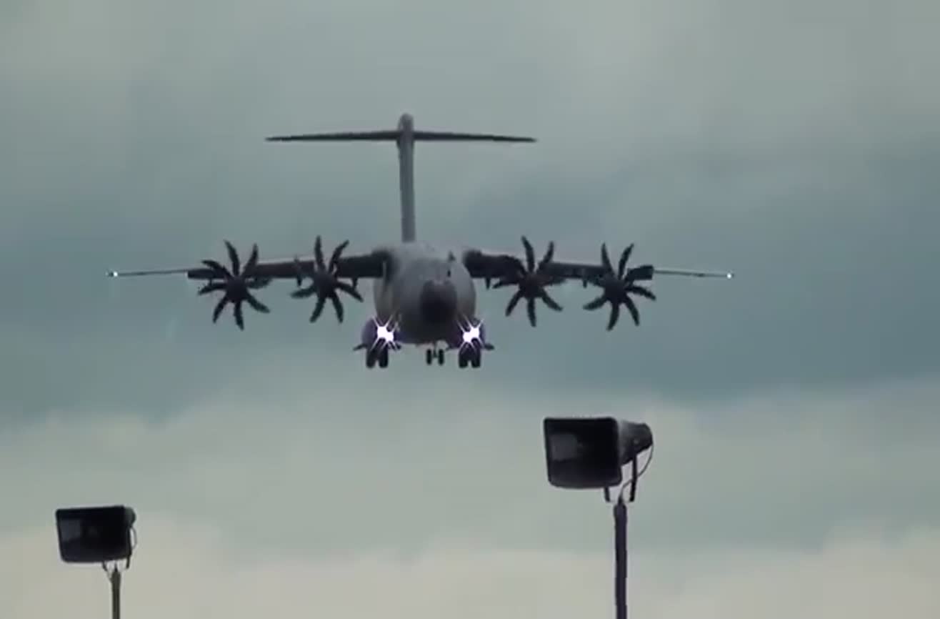 Boeing C-17 vs. Airbus A400M tactical short landings.