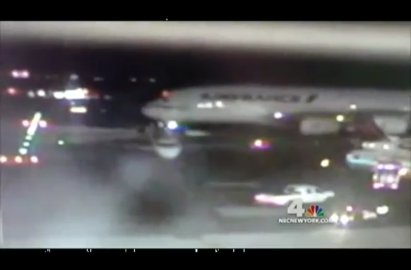 Air France A380 clips a Comair CRJ-700.