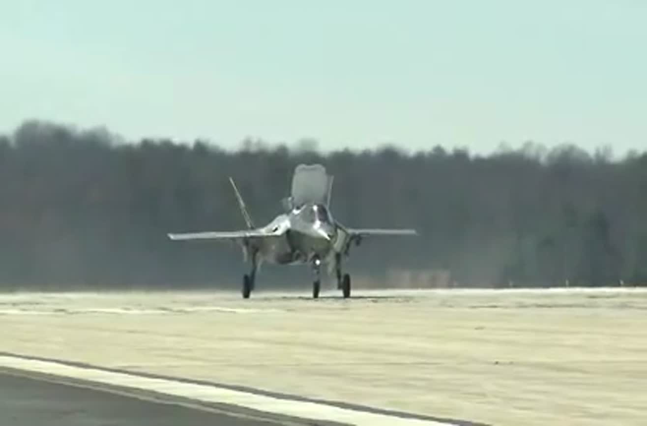 F-35 performs its first fully vertical landing.