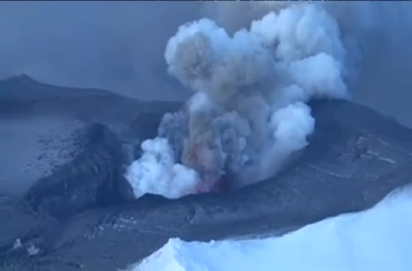 Visible shockwaves from eruption at Eyjafjallajökull.