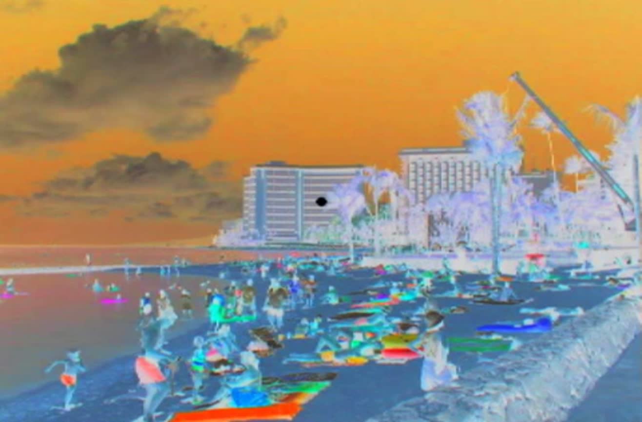 Freaky color illusion. Try this.