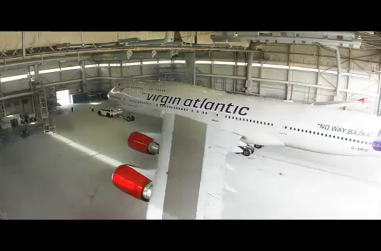 Timelapse: Boeing 747 paint job.