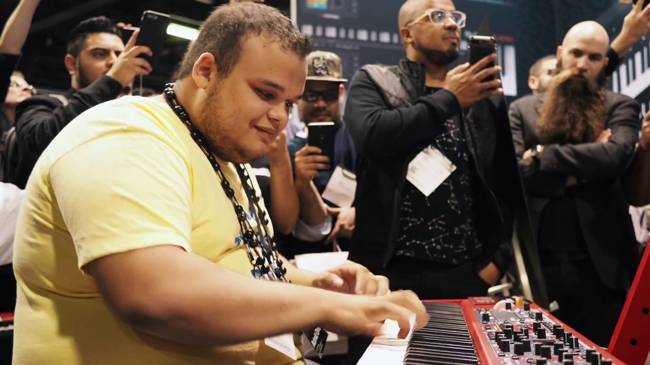 "Piano Jesus" steals the show at music convention