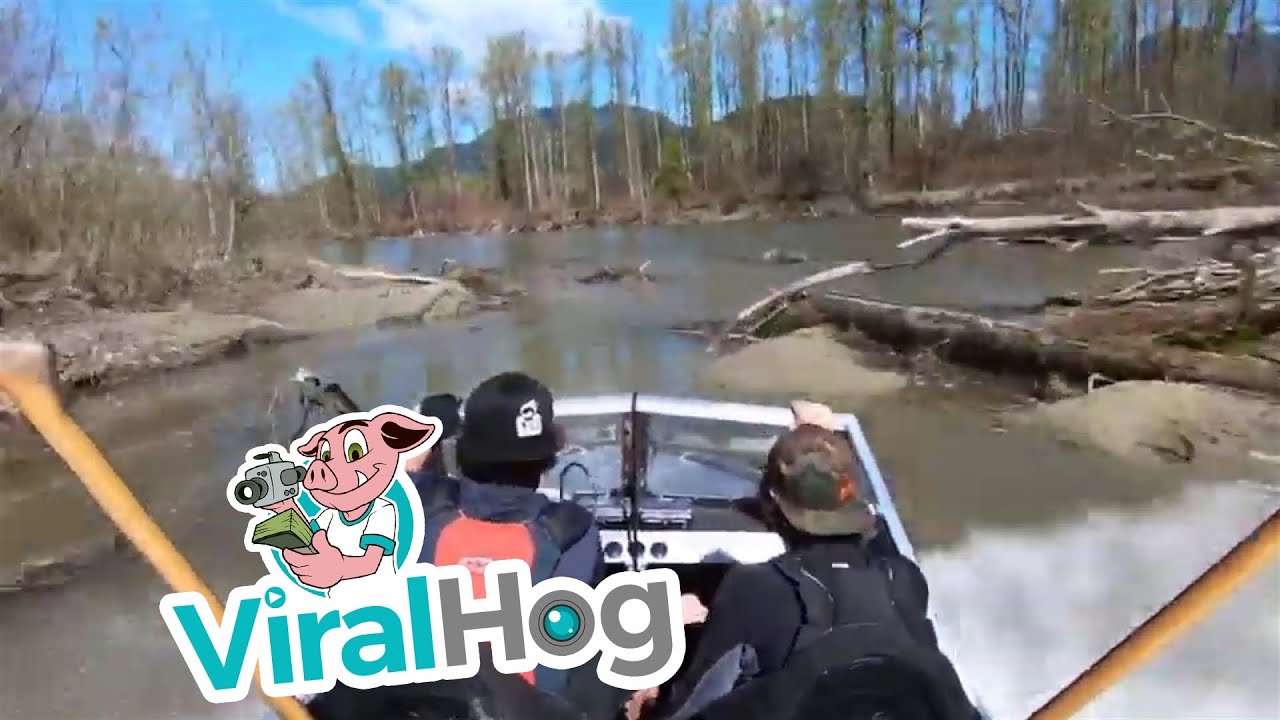 Speeding jet boat makes unbelievable 360 degree turn