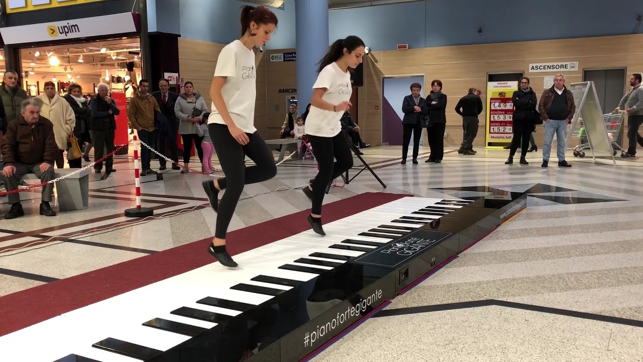 The Italian big piano dancing show.