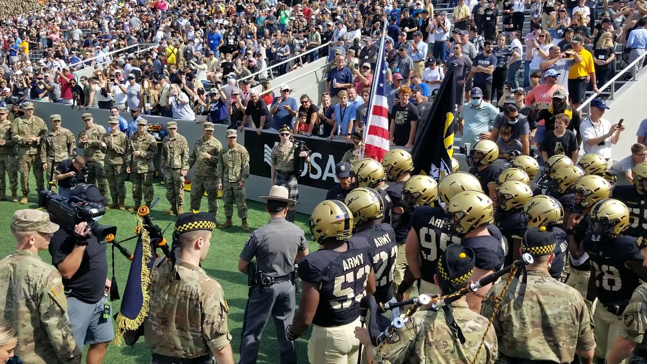Spectacular fly-over as US Army takes the football field.