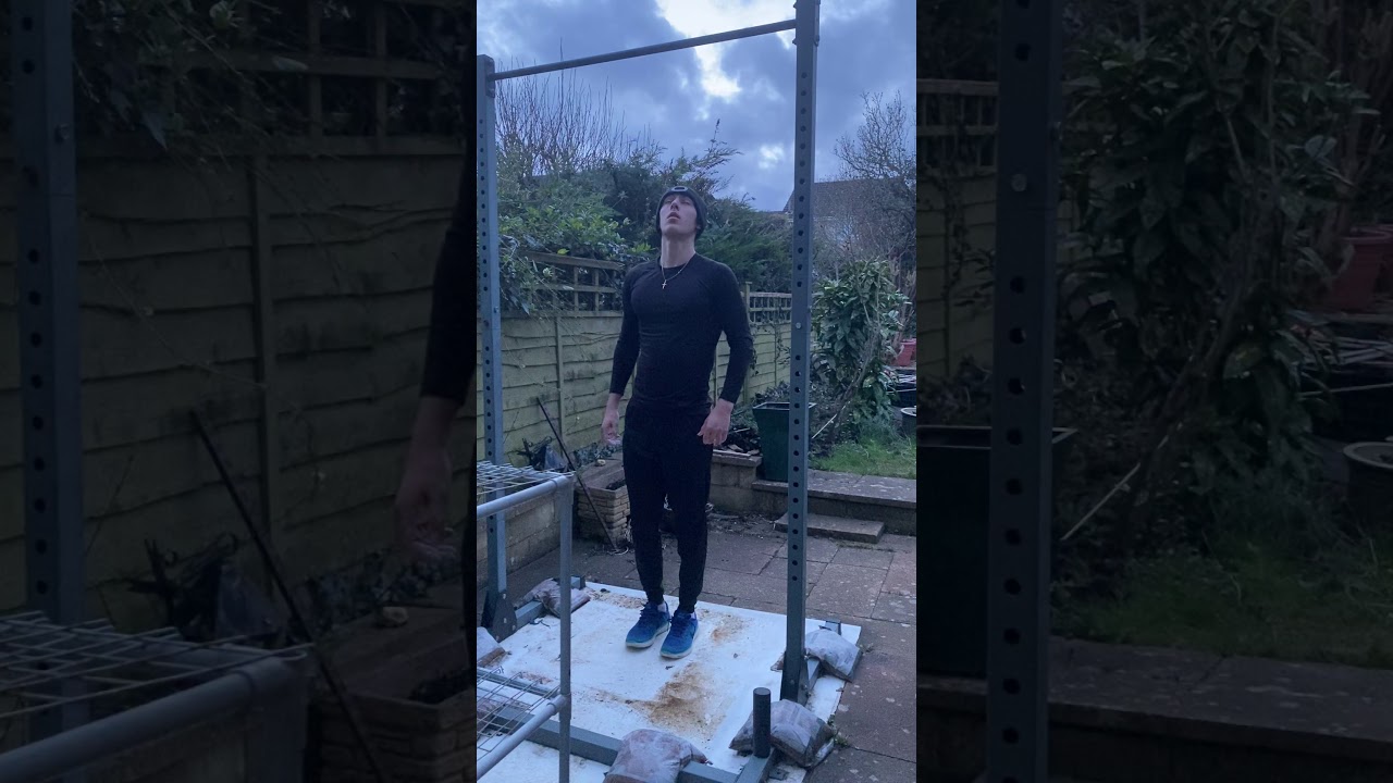 90-year-old cranks out 24 pull ups.