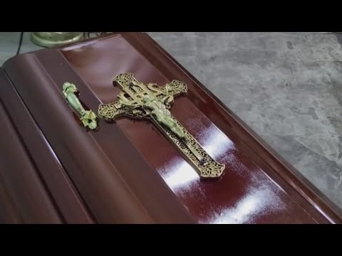 Woman knocks on her own coffin during wake.