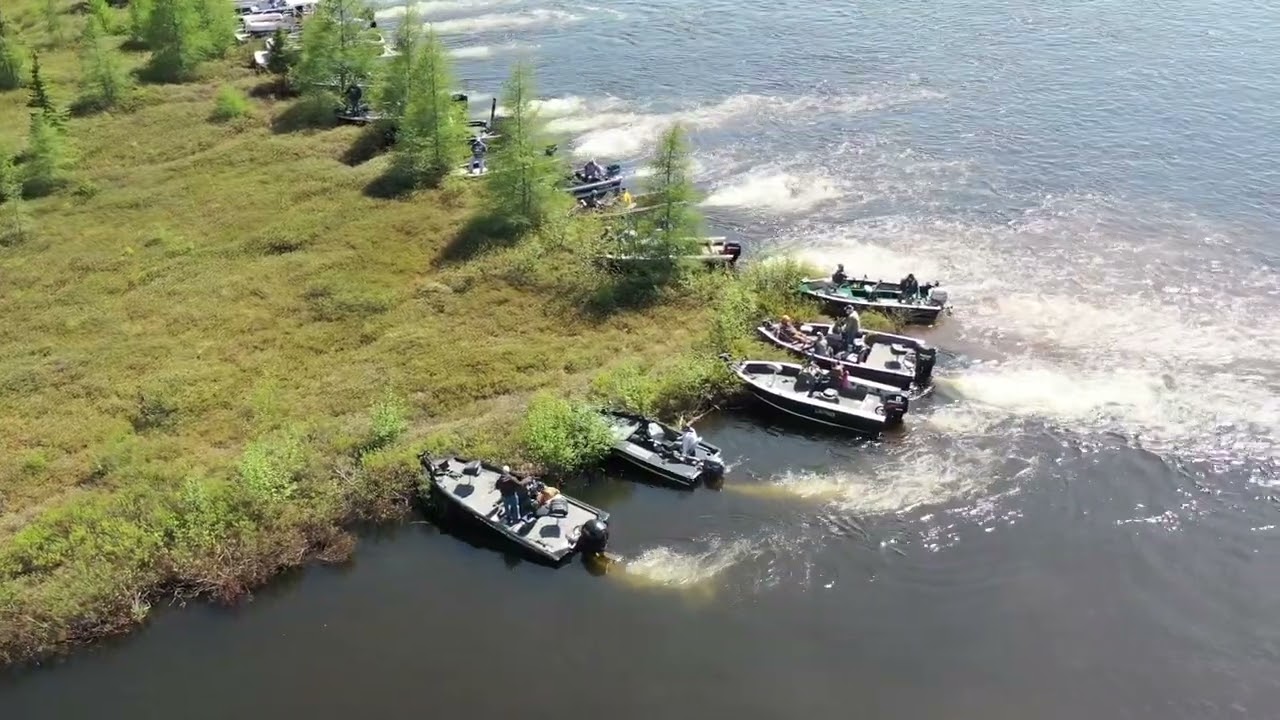 Boats join forces to move giant bog.