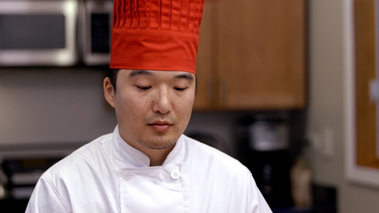 Hibachi chef tries cooking on regular table.